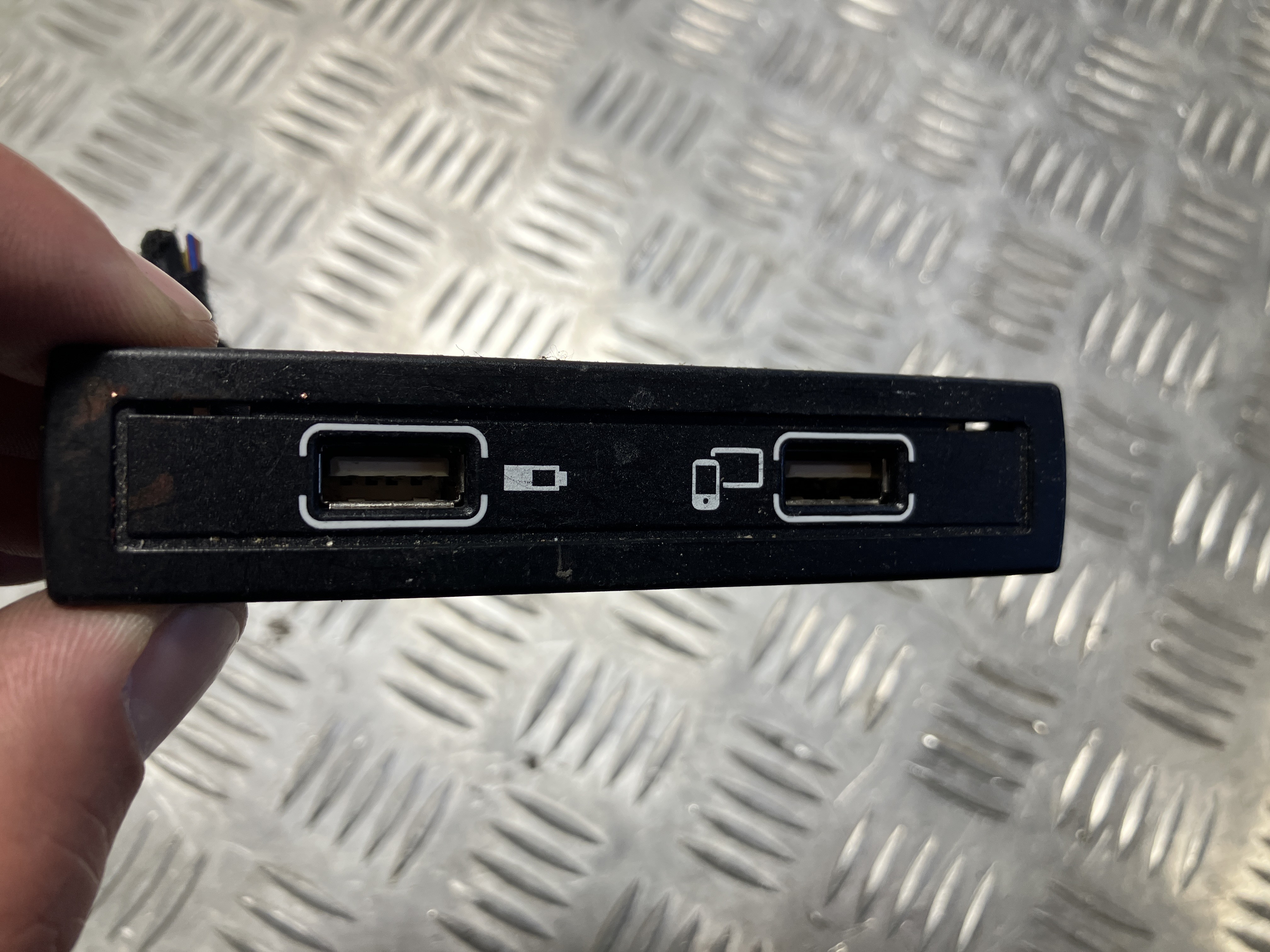 PANEL GNIAZDO PORT USB MERCEDES GLA X156