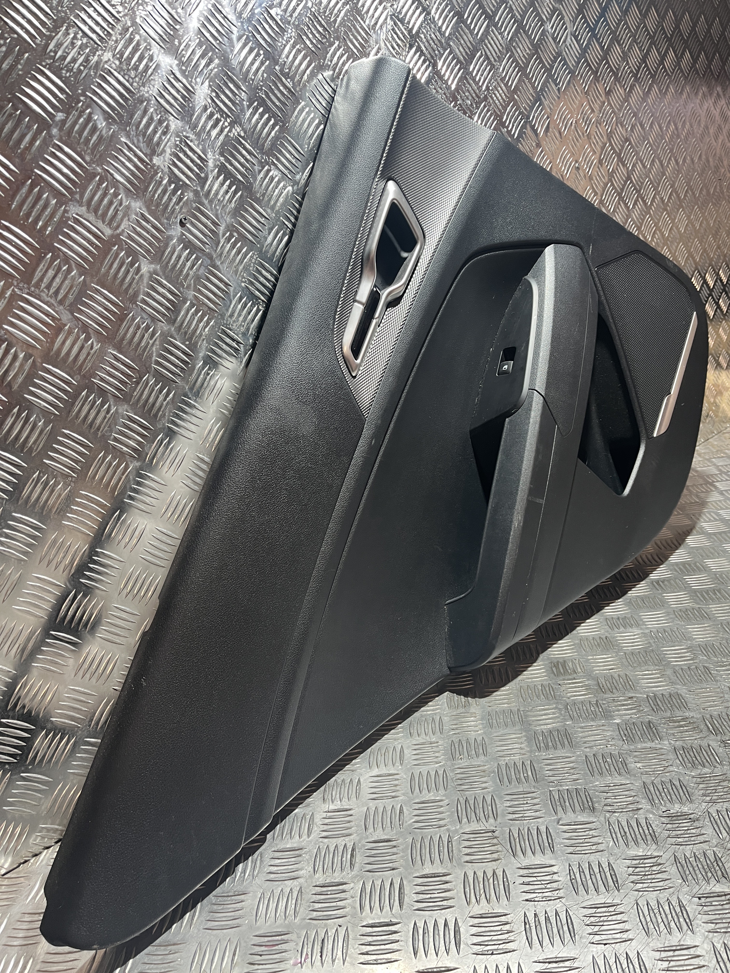 BOCZEK DRZWI LEWY TYŁ KIA SPORTAGE V 21-