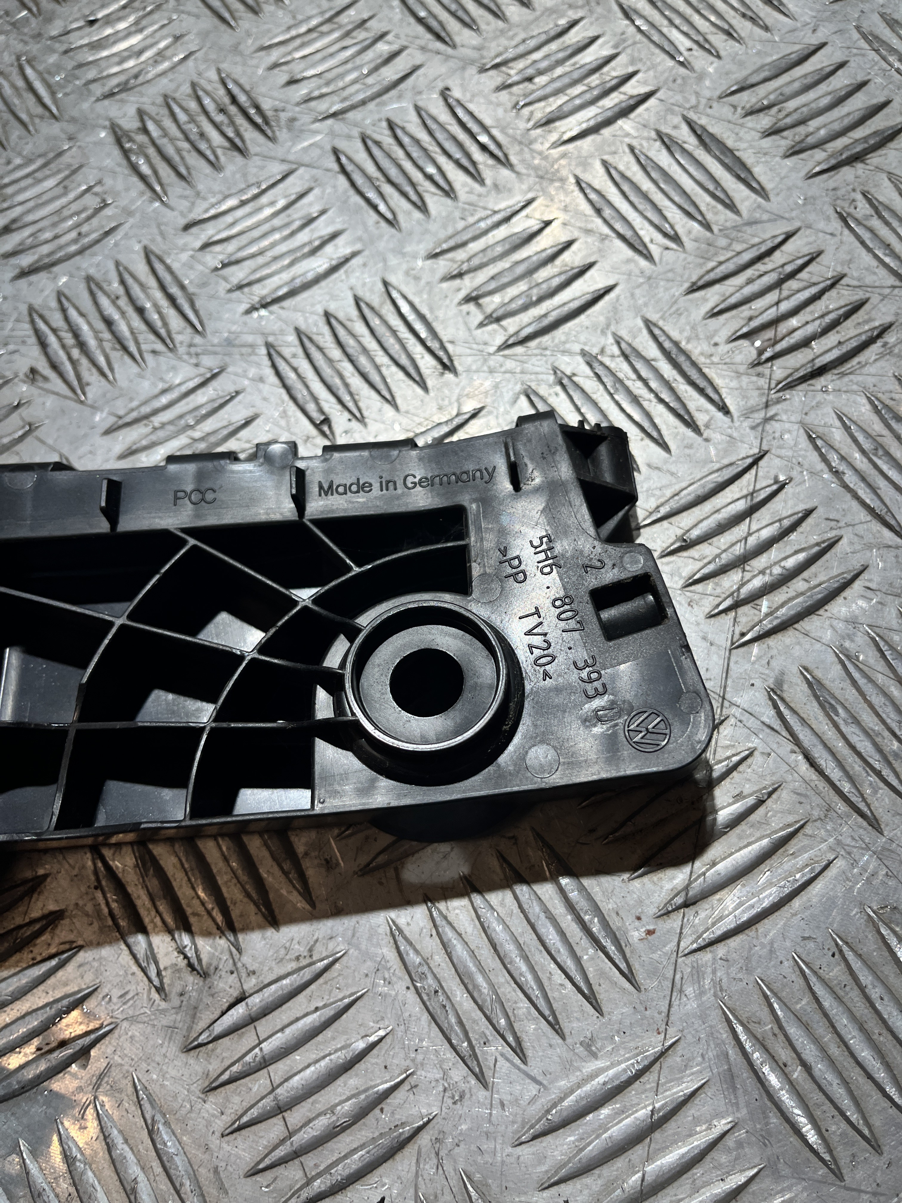 ŚLIZG ZDERZAKA TYŁ LEWY VW GOLF VIII 19- 5H6807393D