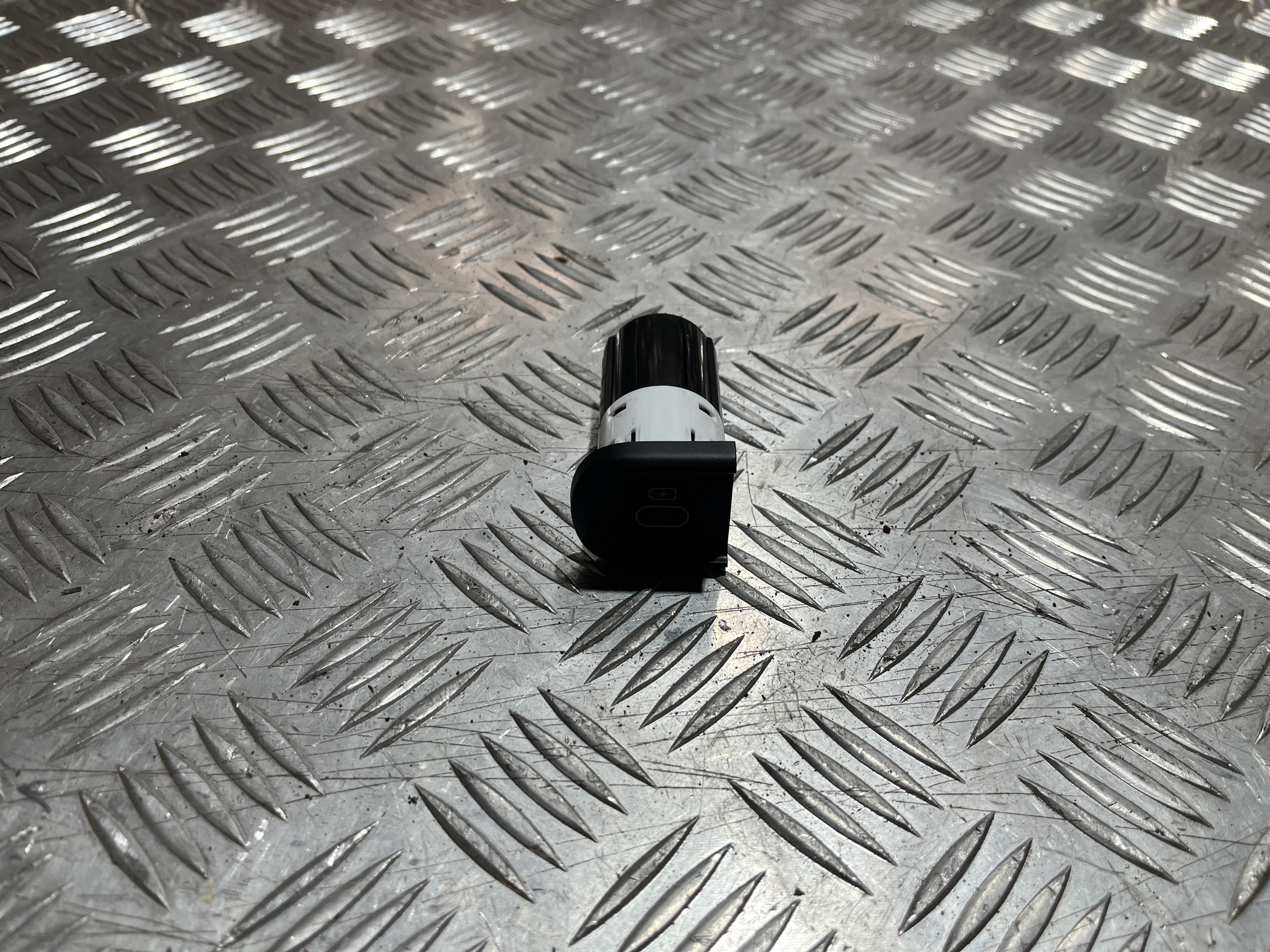 GNIAZDO PORT USB KIA SPORTAGE V 21-