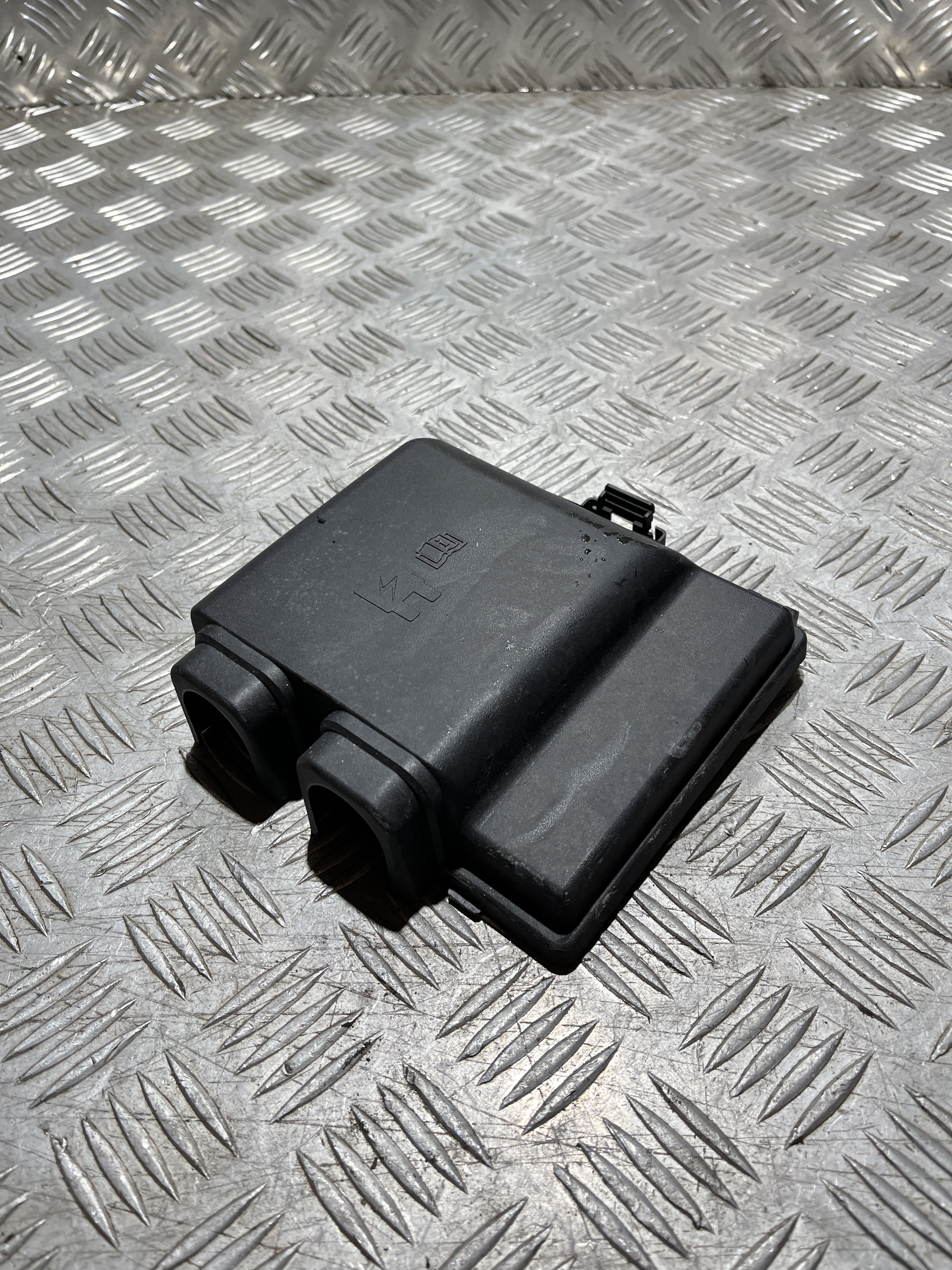 POKRYWA SKRZYNKI BEZPIECZNIKÓW KUGA MK3 20- JX6T-14A003-AB