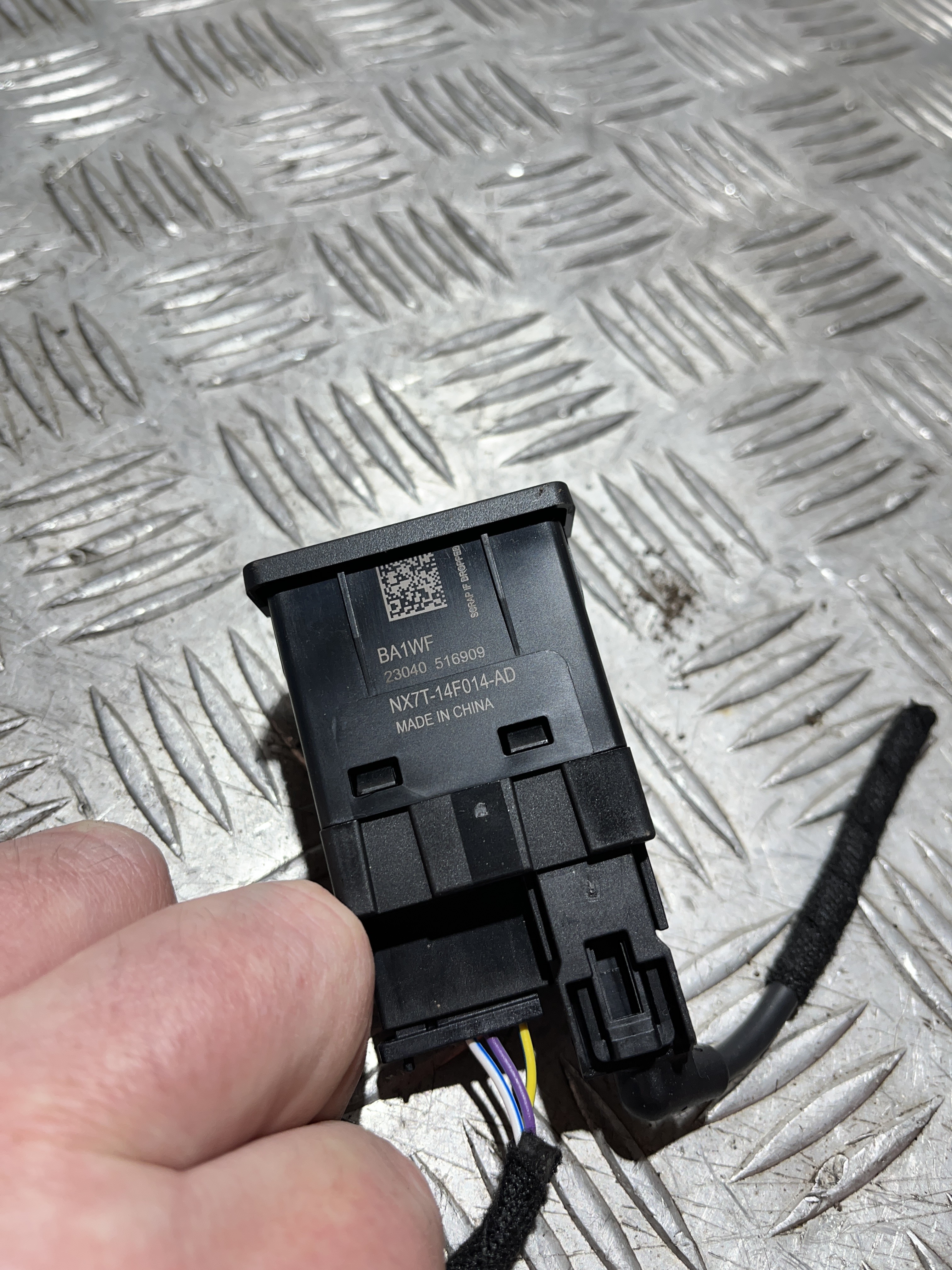 GNIAZDO PORT USB HUB FORD KUGA III MK3 20- NX7T-14F014-AD