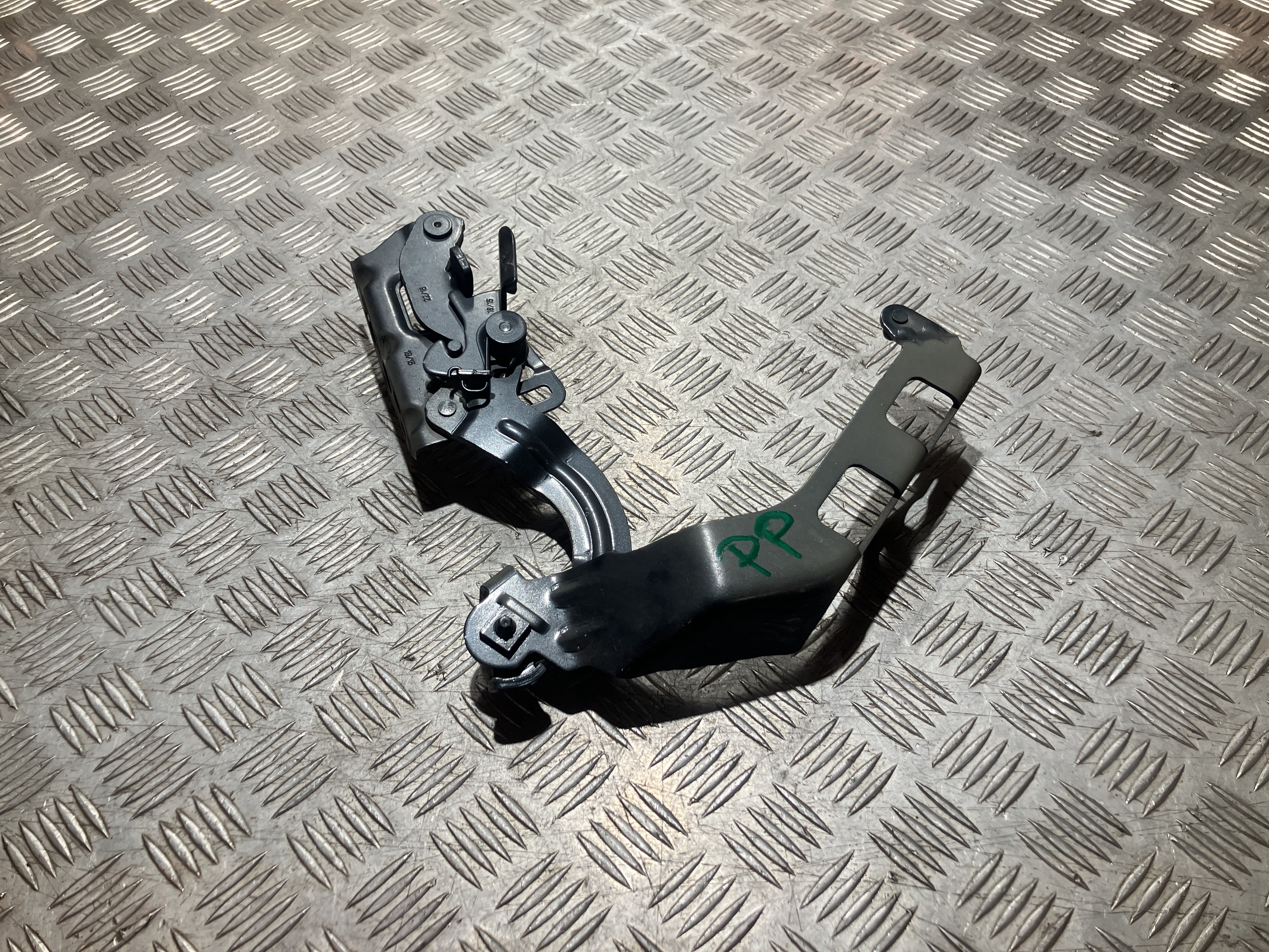 ZAWIAS MASKI PRAWY MERCEDES C KLASA W205