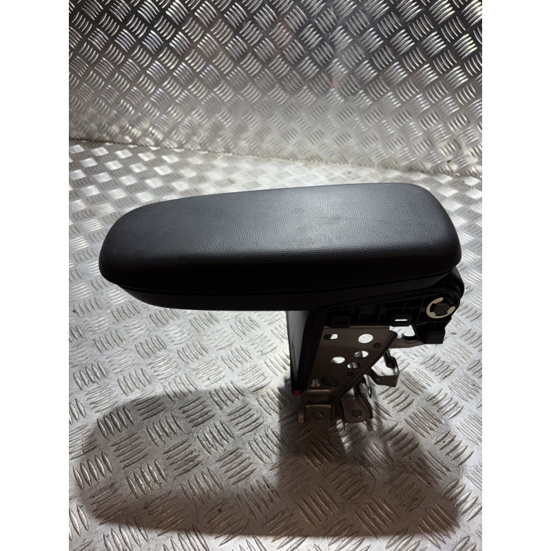 PODŁOKIETNIK TOYOTA YARIS CROSS 21-