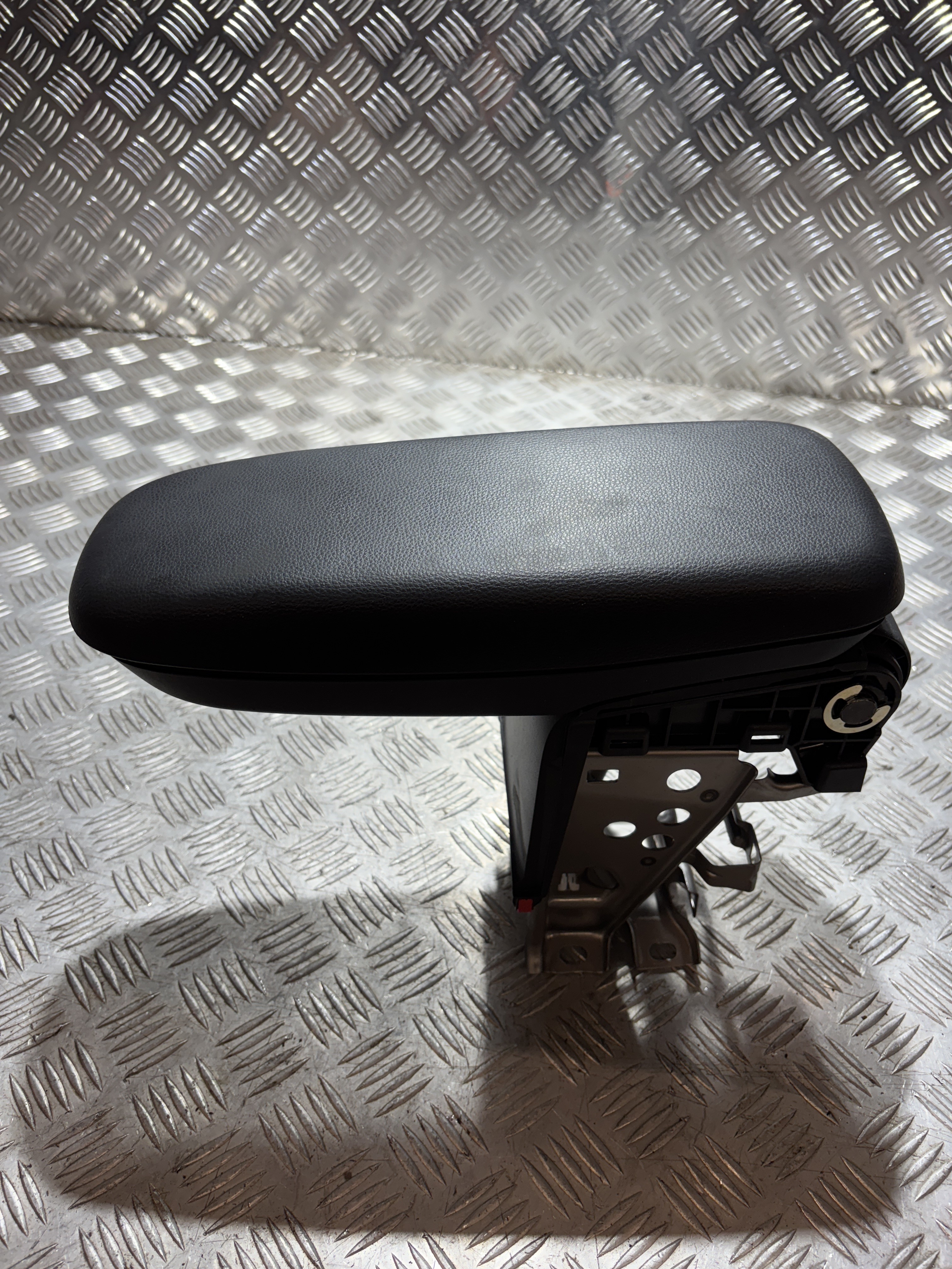 PODŁOKIETNIK TOYOTA YARIS CROSS 21-