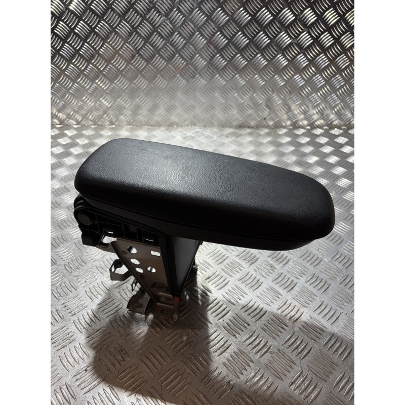 PODŁOKIETNIK TOYOTA YARIS CROSS 21-